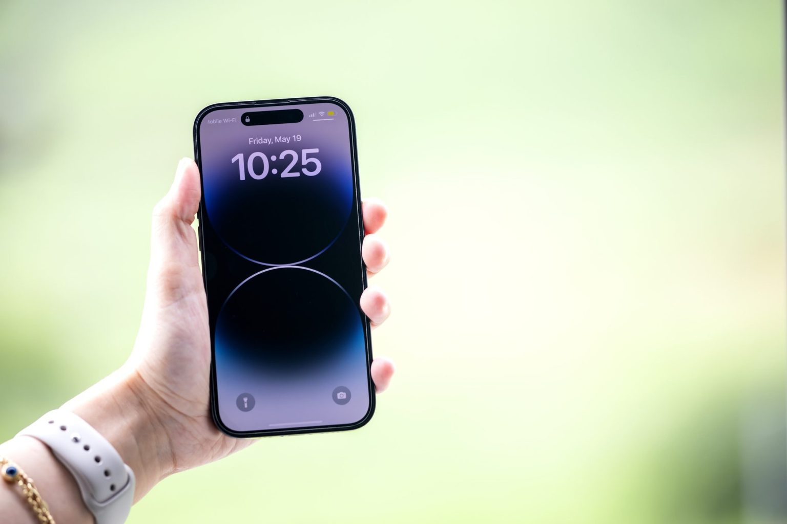 How does your smartphone always keep the exact time? - LNU News